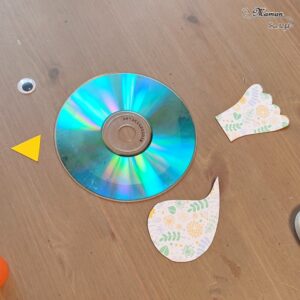 Fabriquer des oiseaux avec de vieux CD {Activité} - Maman Sur Le Fil