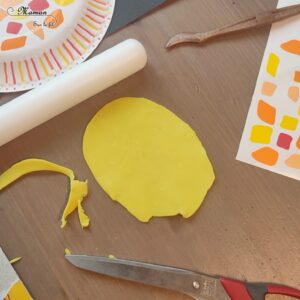 Poussin en pâte à modeler dans son oeuf {Activité} - Maman Sur Le Fil