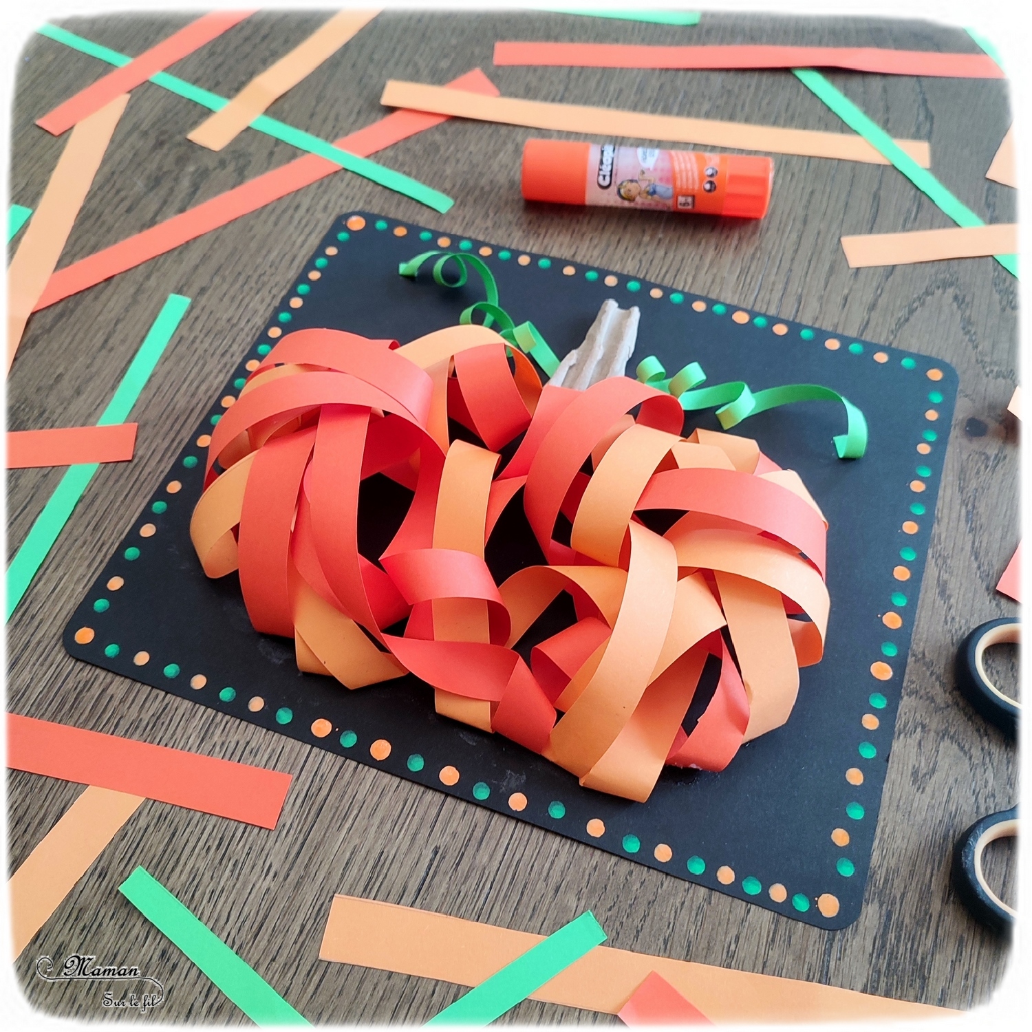 Citrouille 3D avec des bandes de papier {Activité} - Maman Sur Le Fil