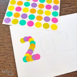 Carte Bonne année 2024 en gommettes {Activité} - Maman Sur Le Fil