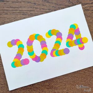Carte Bonne année 2024 en gommettes {Activité} - Maman Sur Le Fil