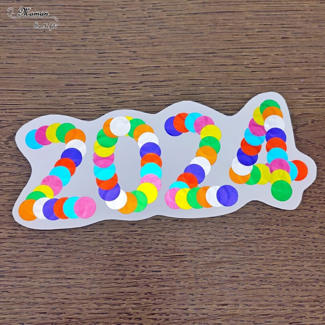 Carte Bonne année 2024 en gommettes {Activité} - Maman Sur Le Fil