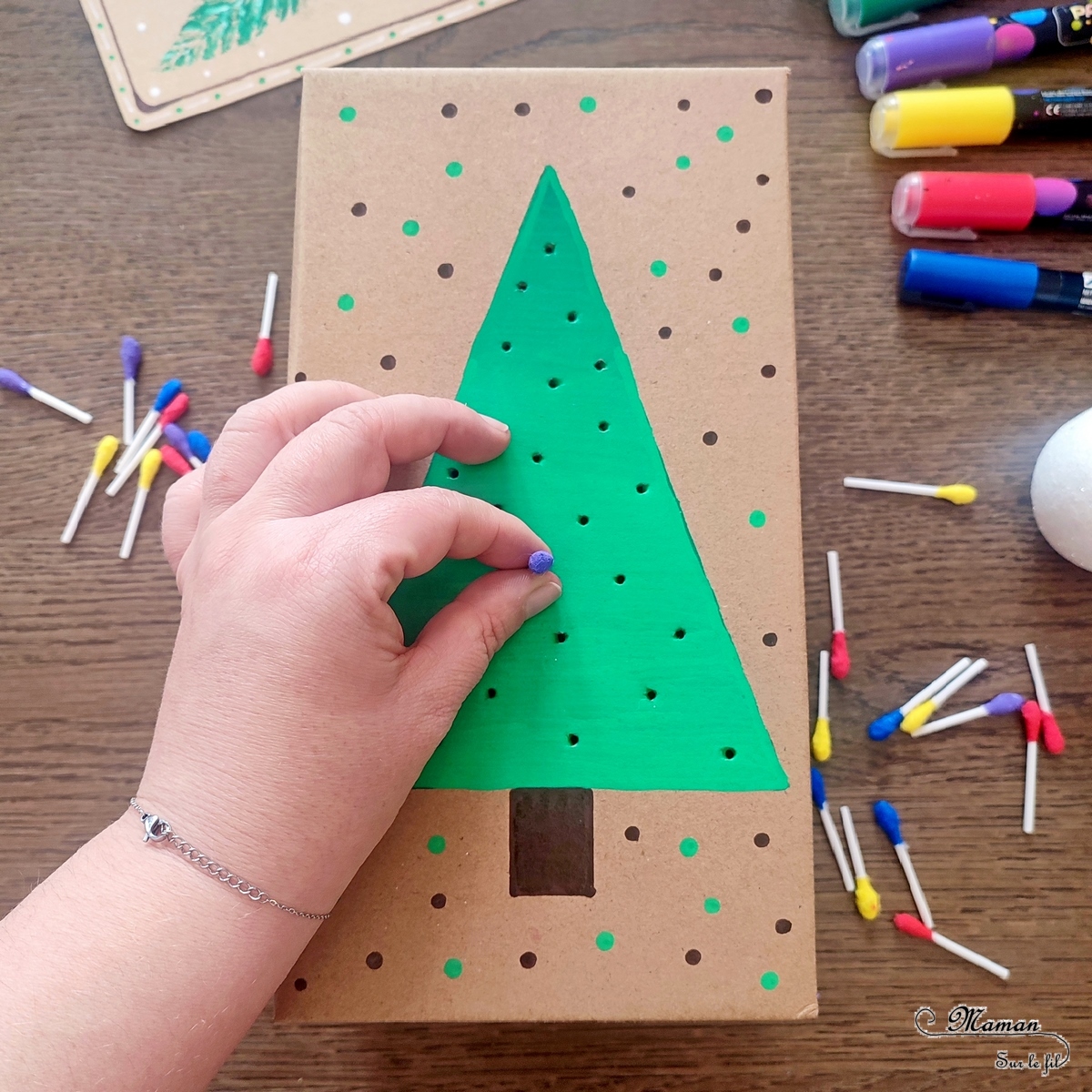 Sapin à décorer avec des cotons-tiges {Activité} - Maman Sur Le Fil