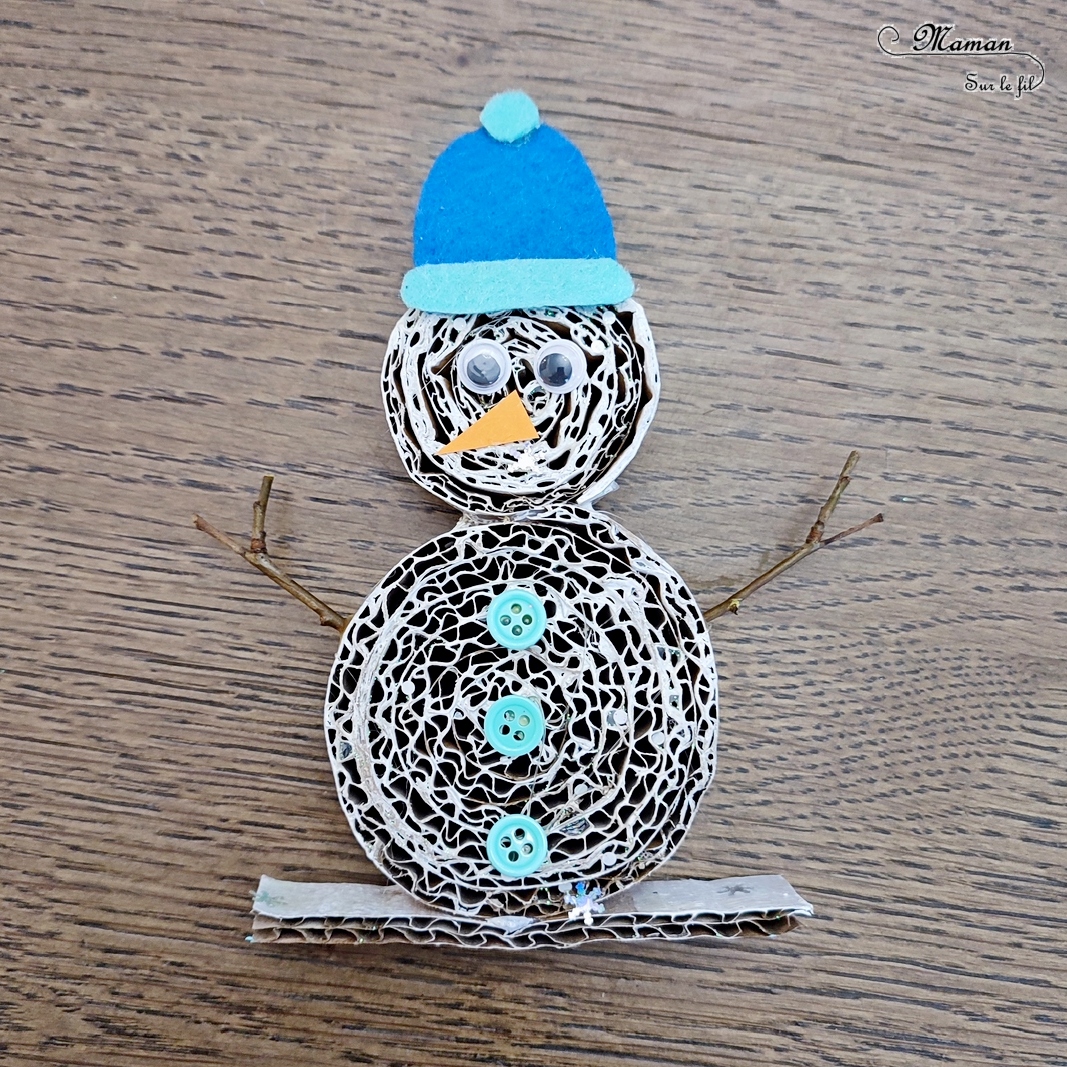 Bonhomme de neige en carton enroulé {Activité} - Maman Sur Le Fil