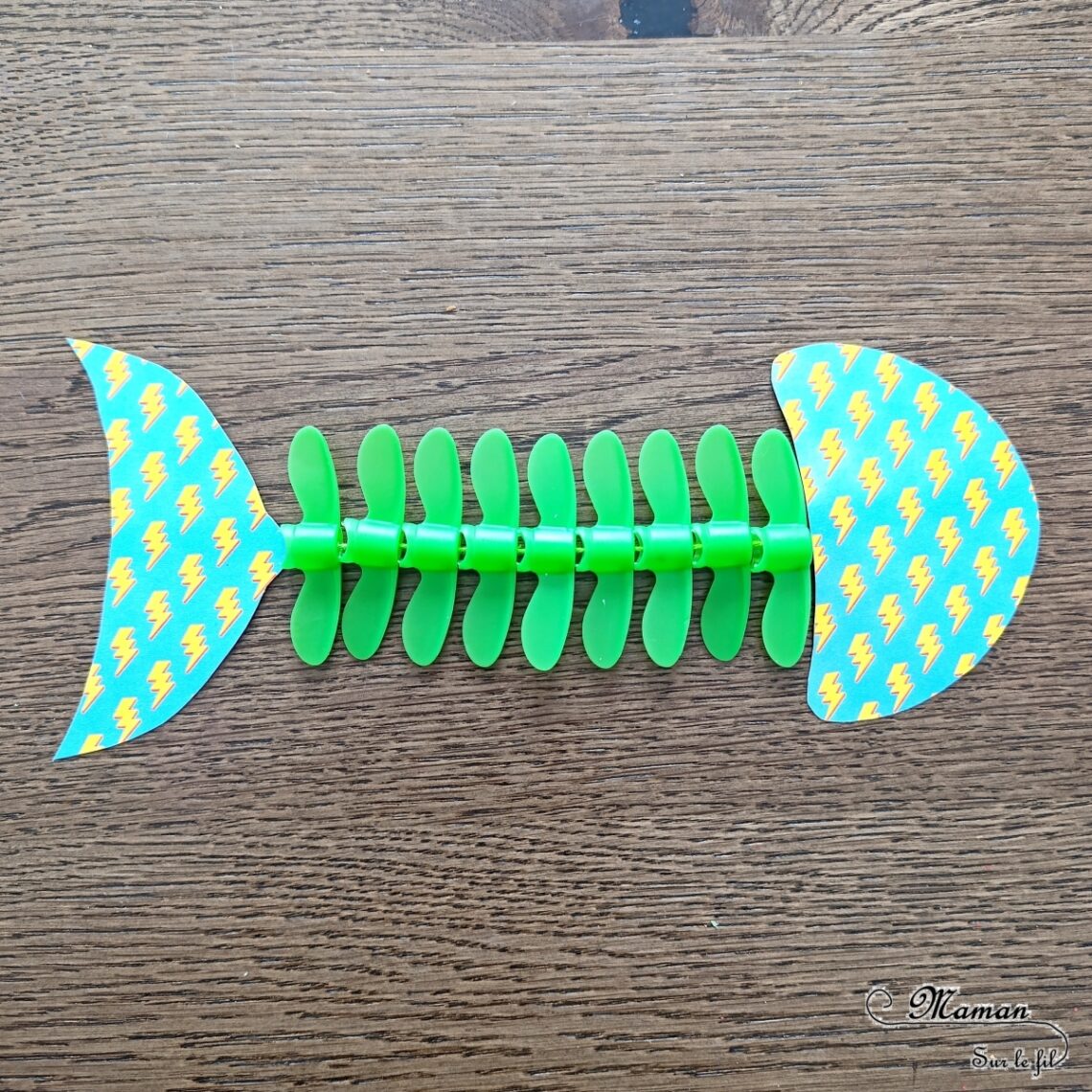 Poissons avec des bouchons de compote {Activité} - Maman Sur Le Fil
