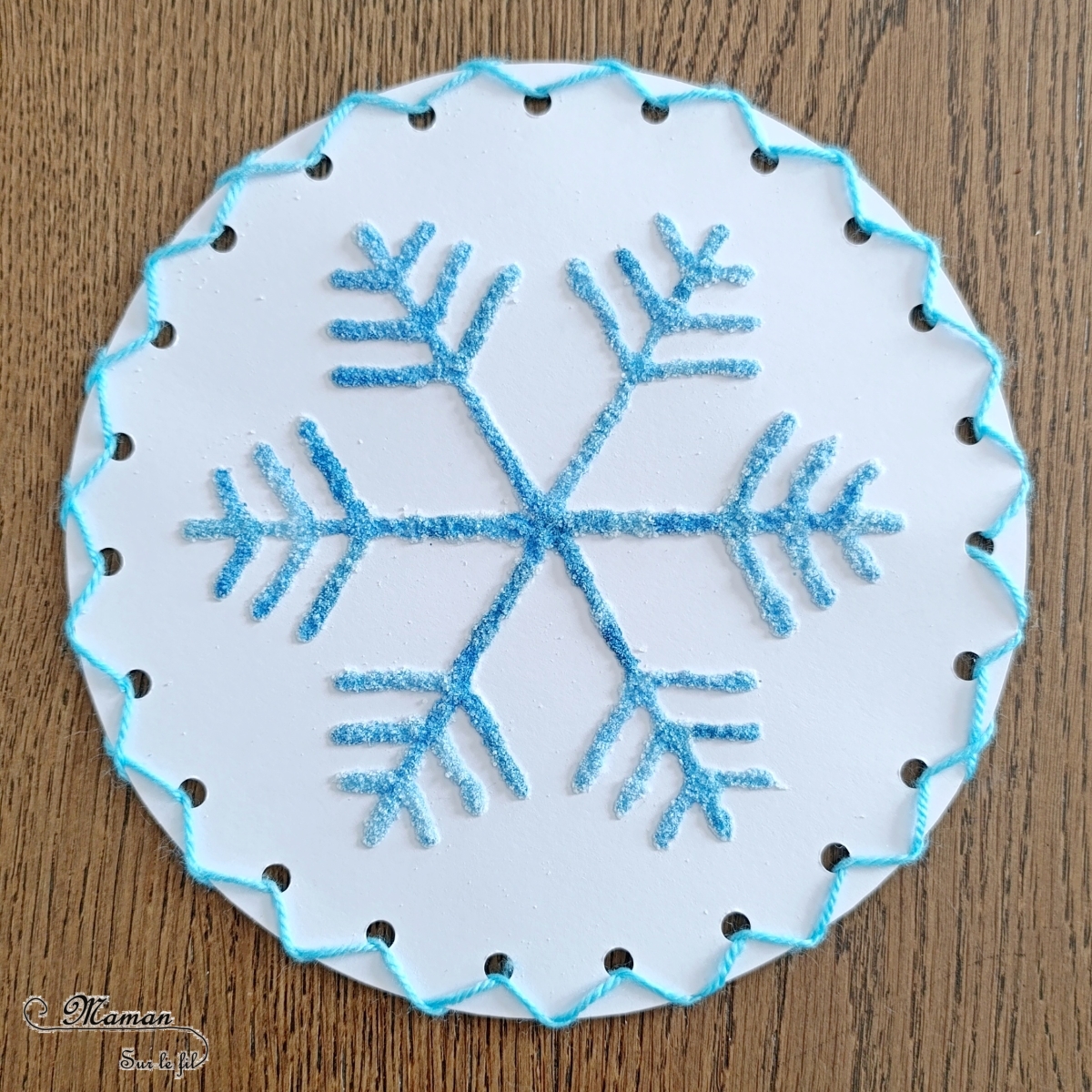 Tableaux circulaires Flocon en sel et peinture {Activité} - Maman Sur ...