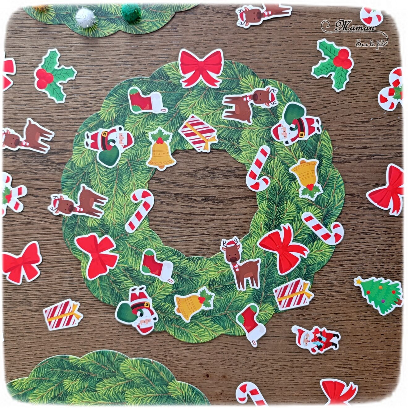 Couronnes de Noël - Gommettes et Pompons {Activité} - Maman Sur Le Fil