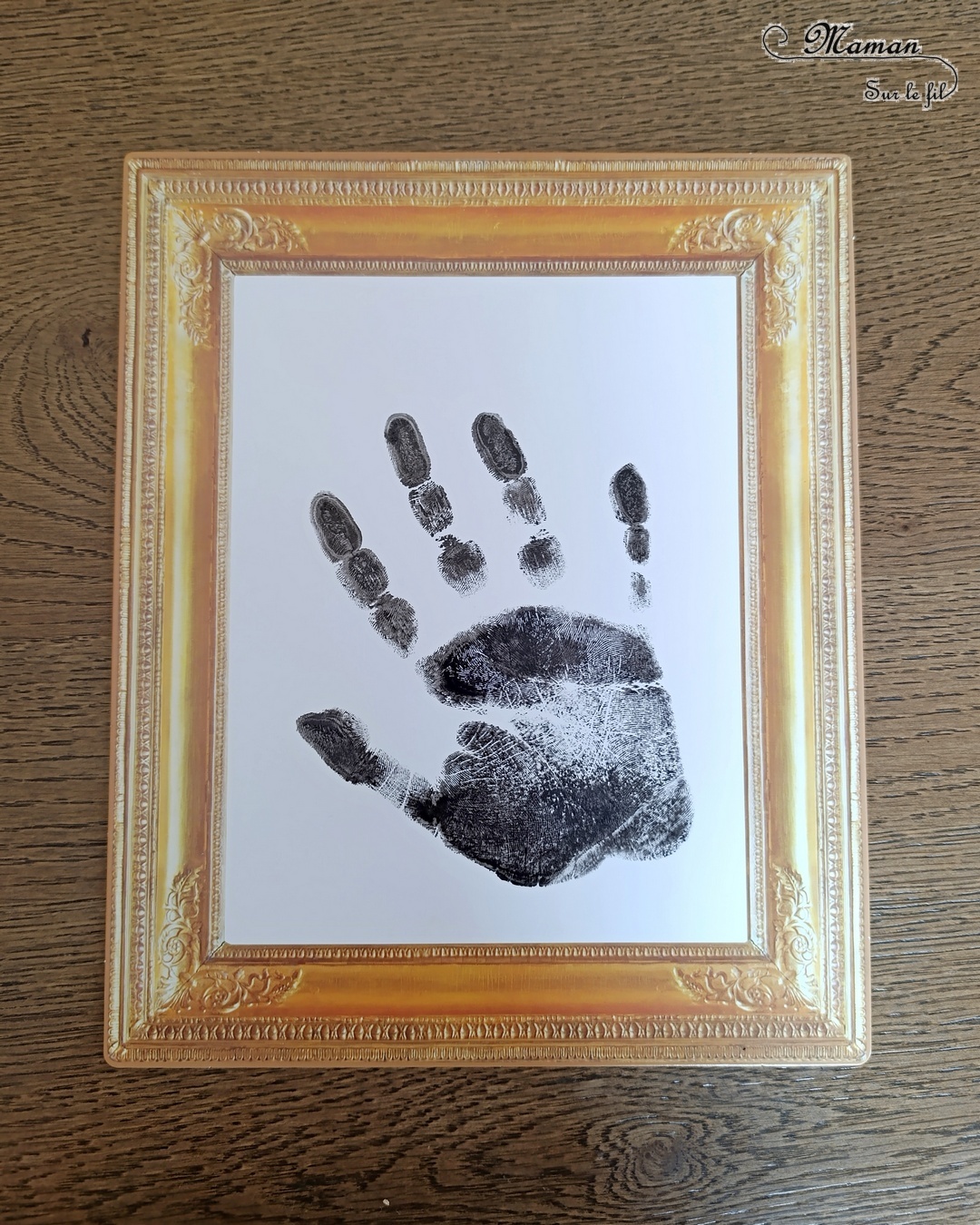 Tableaux Empreintes de main et Gommettes {Activité} - Maman Sur Le Fil