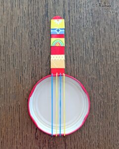 Fabriquer des mini banjos colorés en récup' {Activité} - Maman Sur Le Fil